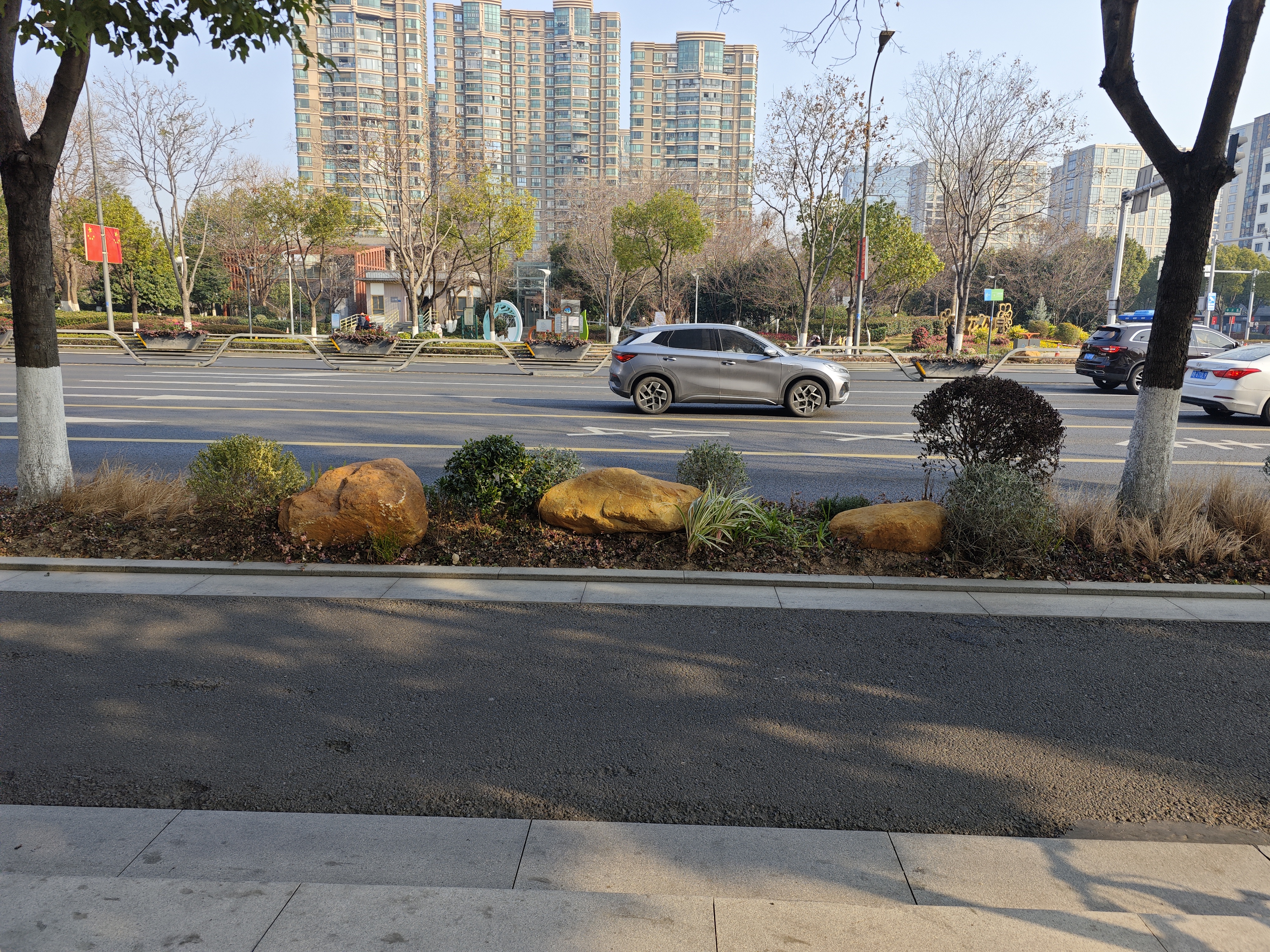 城市道路绿化带景观商业照片 | AI智能生成设计模板-千图AI